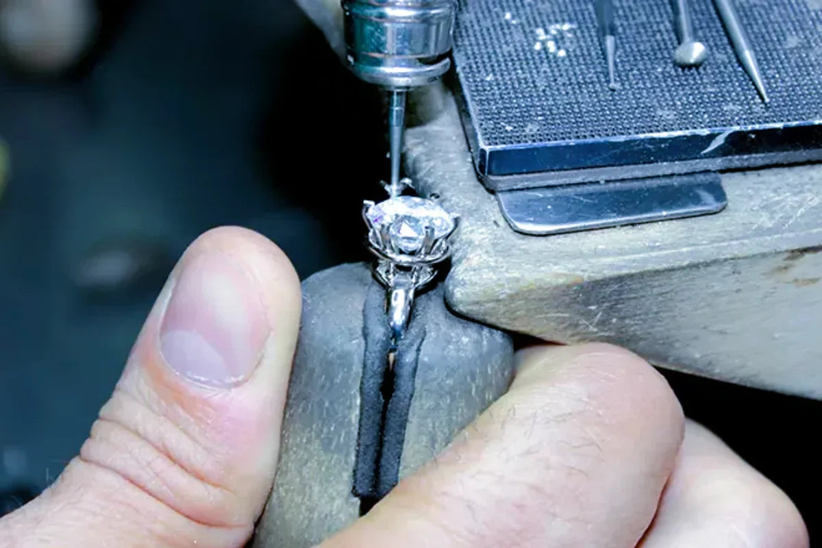 Explore the stereo microscope and discover unusual engravings – Lakimi